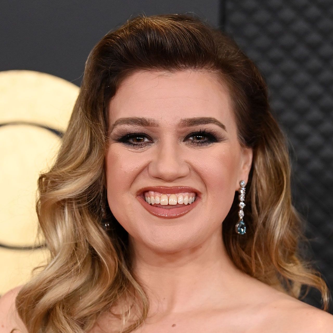 Insider Says Kelly Clarkson Has A ‘Healthy Glow’ After Gaining Weight ...