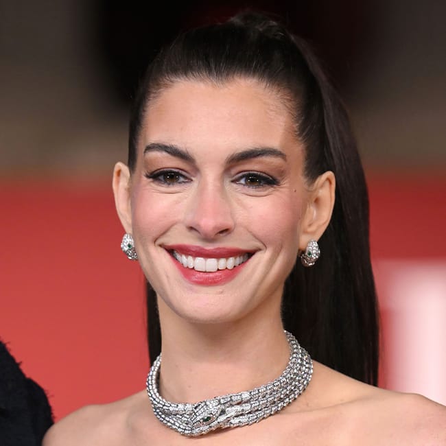 Plastic Surgeon Reacts To Anne Hathaway’s Ponytail Facelift ‘Trick’ On ...