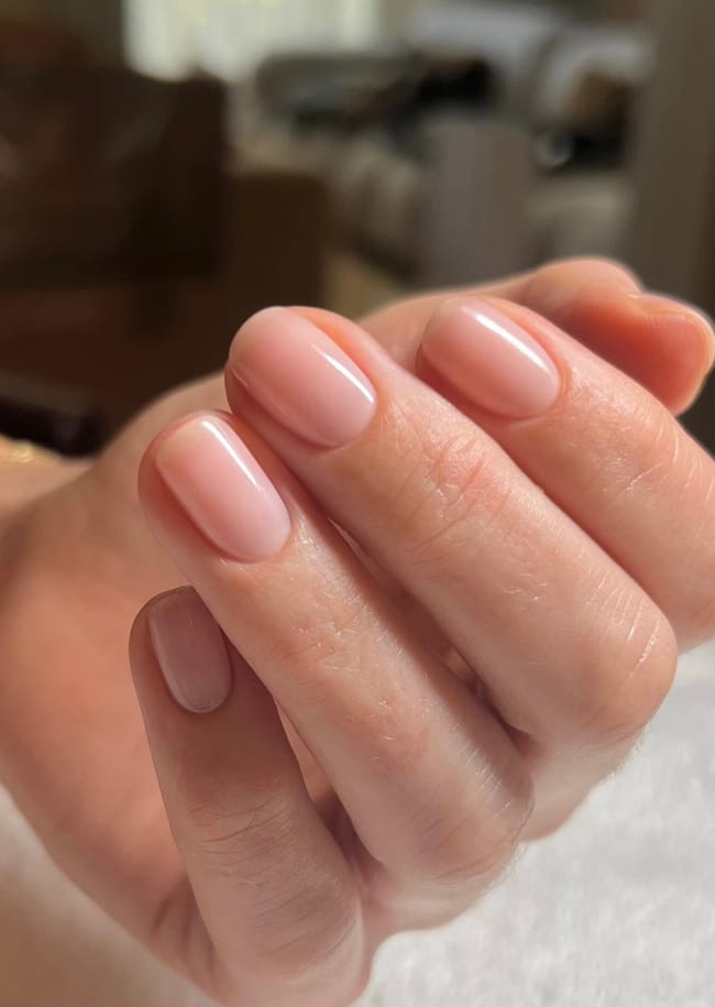 All About The Viral ‘Bare Nails’ Trend Taking Over Summer 2026 - SHEfinds