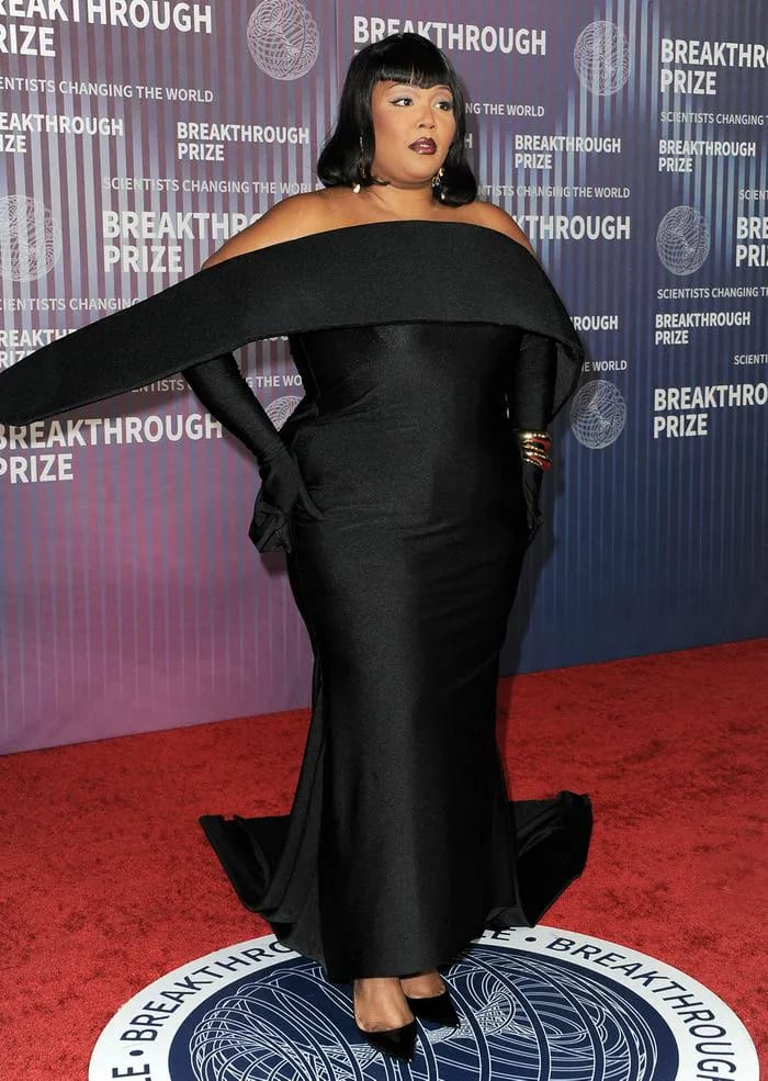 Lizzo Flaunts Her 60-Lb Weight Loss In A Figure-Hugging Graphic Dress ...