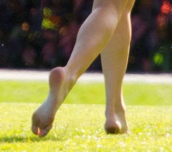 Celebrities With Bad Feet | Celebrities With Ugly Toes - SHEfinds