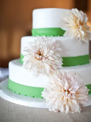 summer wedding cake with fondant icing - SHEfinds