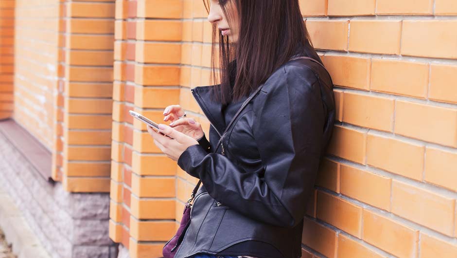 How To Take A Sneaky Photo | Tips On How To Take A Photo Of A Celebrity ...