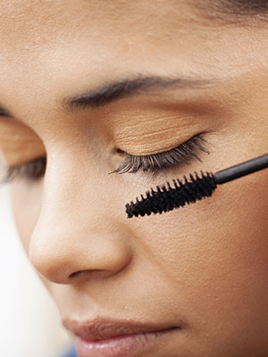 The Right Way To Apply Mascara, According To Makeup Artists - SHEfinds