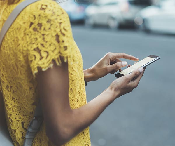 Should You Be Holding Your iPhone With One Hand Or Two Hands? - SHEfinds