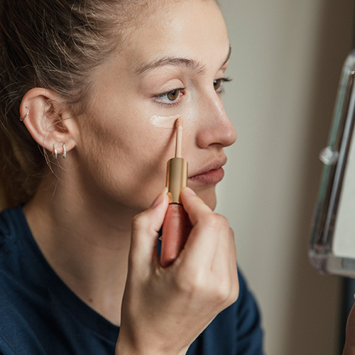 The Unique Concealer Trick Celebrities Swear By To Look 10 Years ...