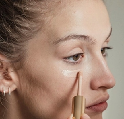 This New Under-Eye Concealer Has A 5-Star Rating Because It Actually ...