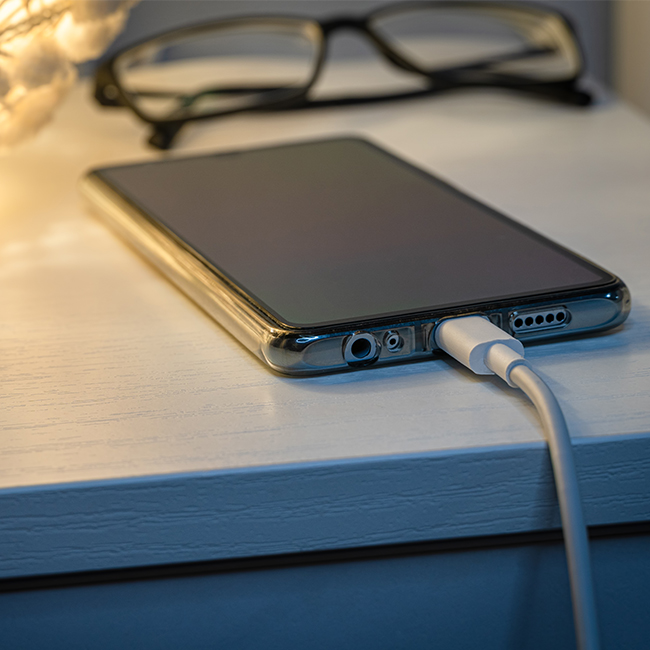 What Actually Happens To Your Phone When You Charge It Overnight ...