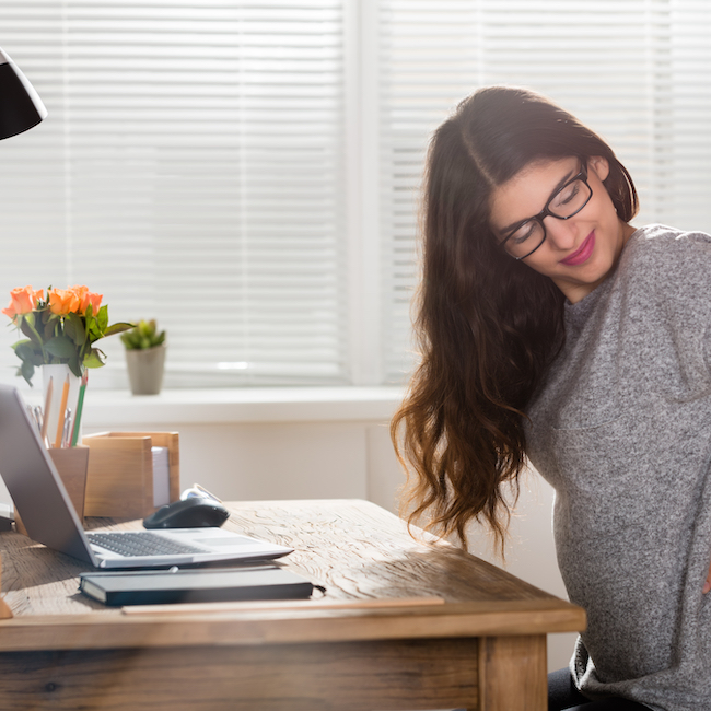 3 Foolproof Hacks For Reducing Skin Sagging And ‘Tech Neck’, According ...