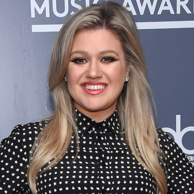 Kelly Clarkson Shut Down The Red Carpet In A Black Leather Mini Dress ...