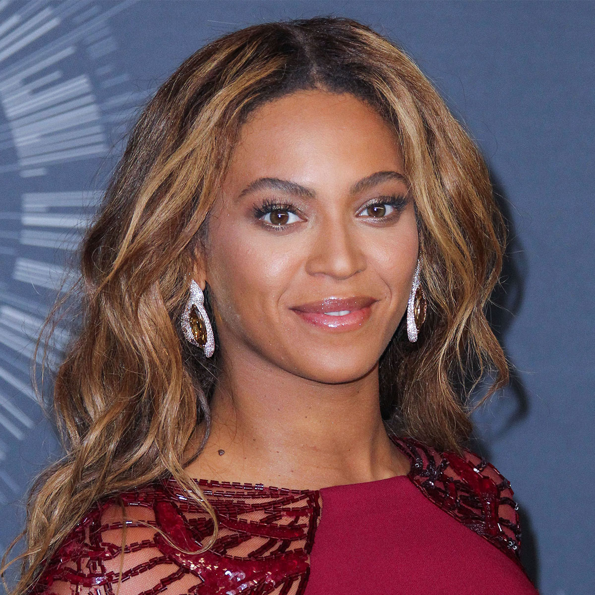 Beyoncé Showcases Her Iconic Curves In A Strapless Black Gown At The ...