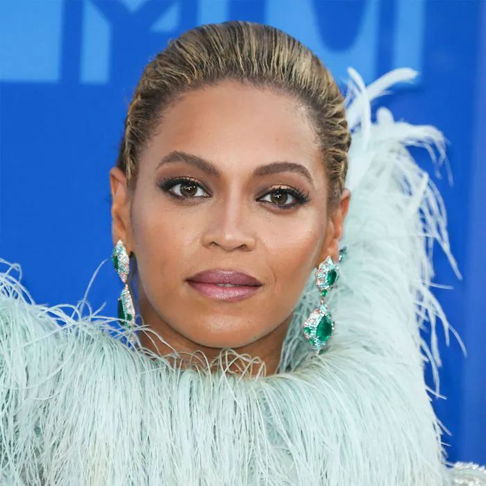 Beyoncé Wore 3 Show-Stopping Outfits for the 2023 Grammys And Fans Are ...
