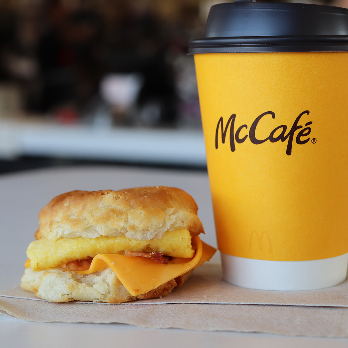 McDonald’s Employee Shows How Folded Eggs And Round Eggs Are Really ...