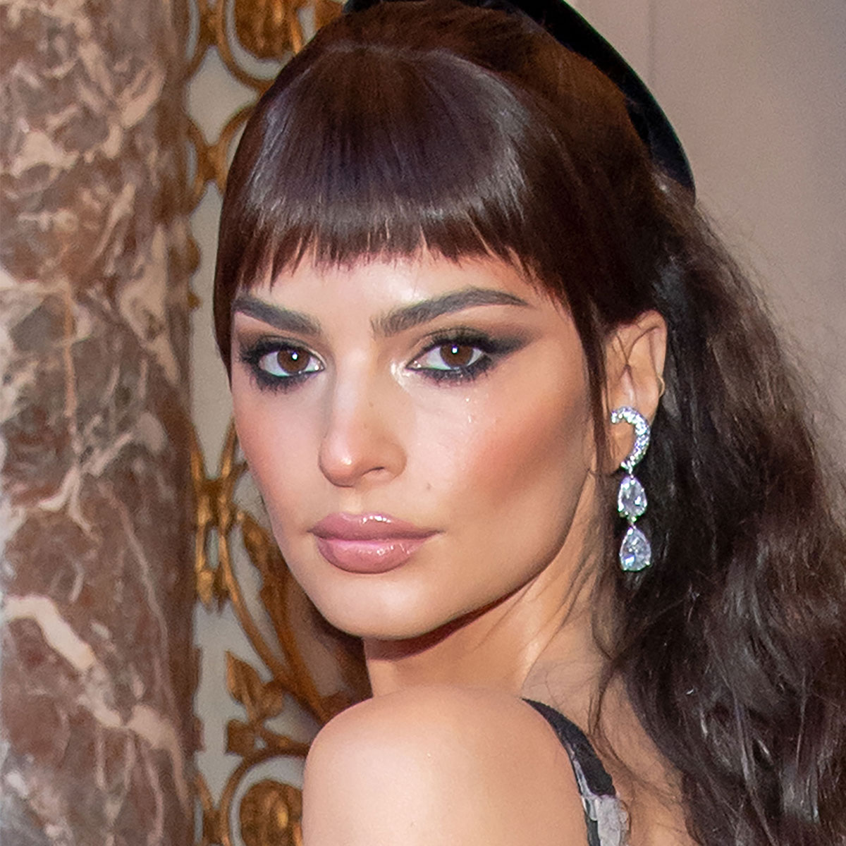 Emily Ratajkowski Stuns In A Curve-Hugging Keyhole Vest And Baggy ...