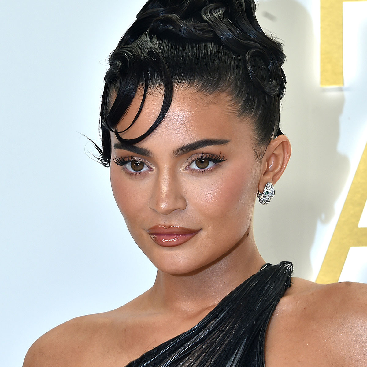 Kylie Jenner Flaunts Her Toned Legs In A White Cropped Jacket And ...