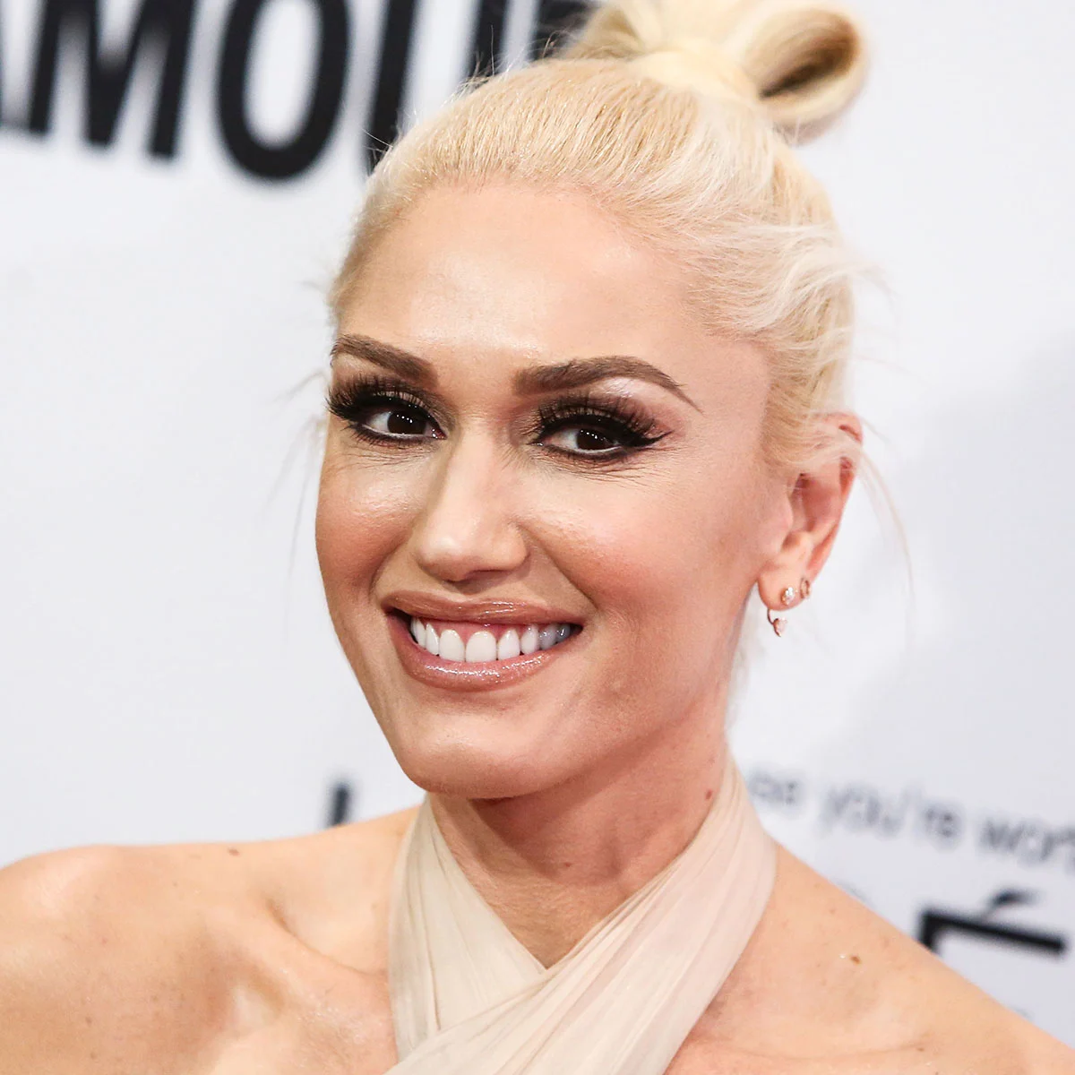 Gwen Stefani Shows Off Her Real Skin Texture—Wrinkles And All!—As She ...
