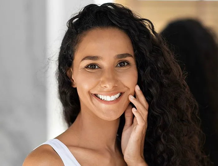 Skincare Experts Explain How To Brighten And De-Puff Your Eyes With ...