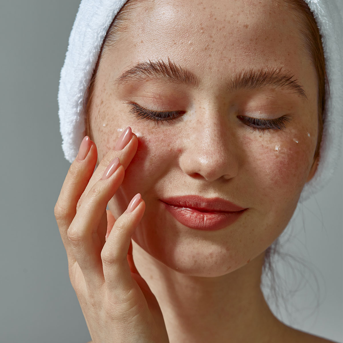 Skincare Experts Explain How To Brighten And De-Puff Your Eyes With ...