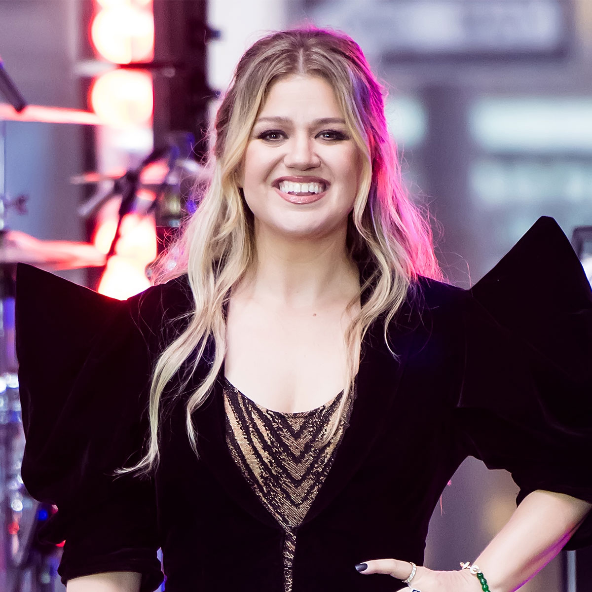 Kelly Clarkson Shows Off Her Healthy Weight Loss Transformation On ...