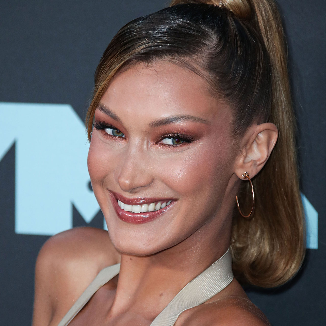 Hailey Bieber Stuns Fans With A New Haircut And Sculpted Legs In A ...