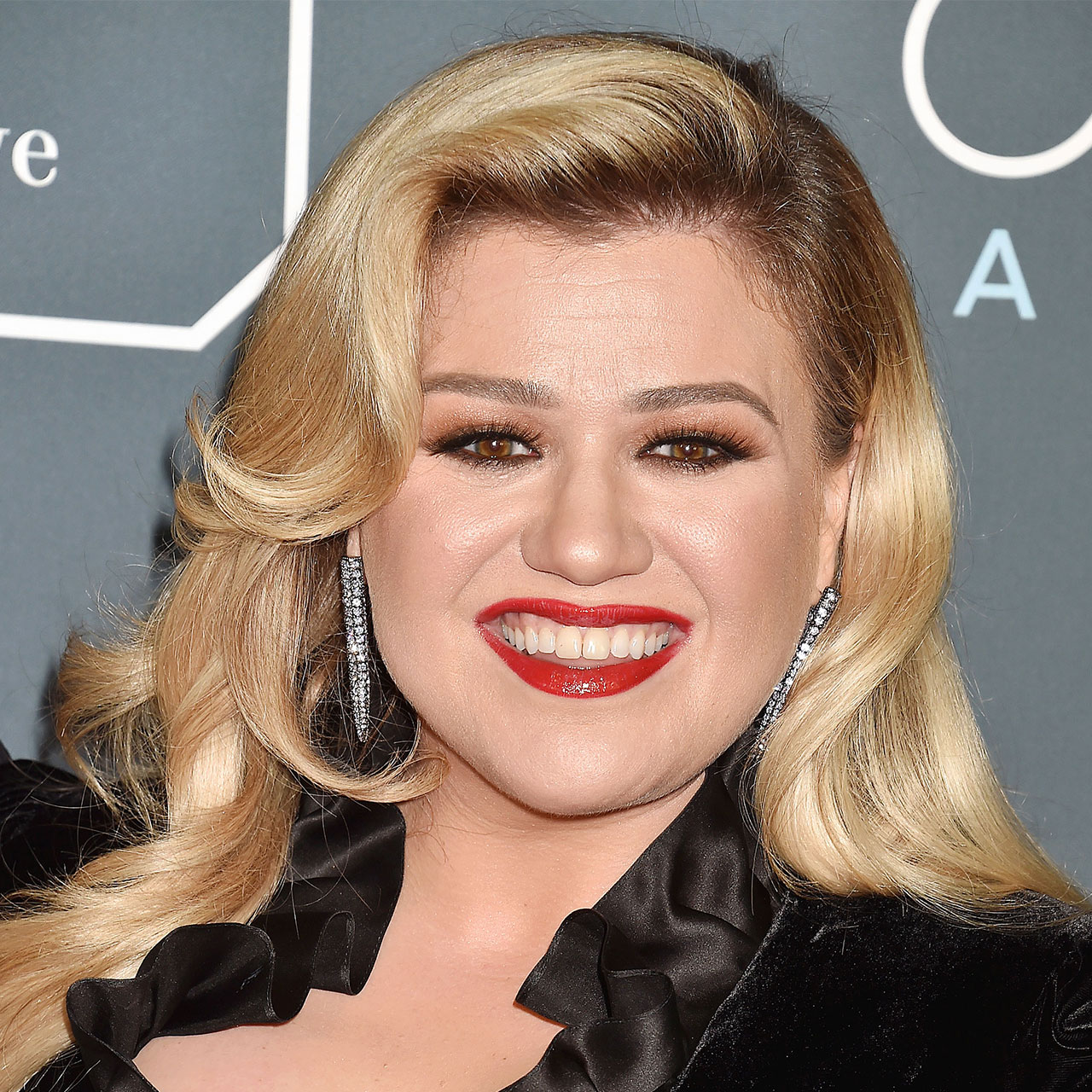 Kelly Clarkson’s ‘Powerful’ Performance Of ‘O Holy Night’ Brings Her ...