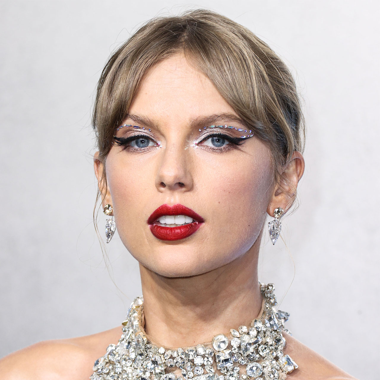 Taylor Swift Shines In A Custom Sequined Gucci Gown For The Golden ...