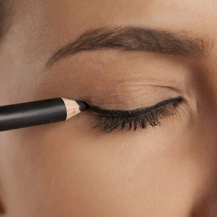 Makeup Artists Unveil 3 Eye Makeup Hacks Women Over 40 Can Try To Lift ...