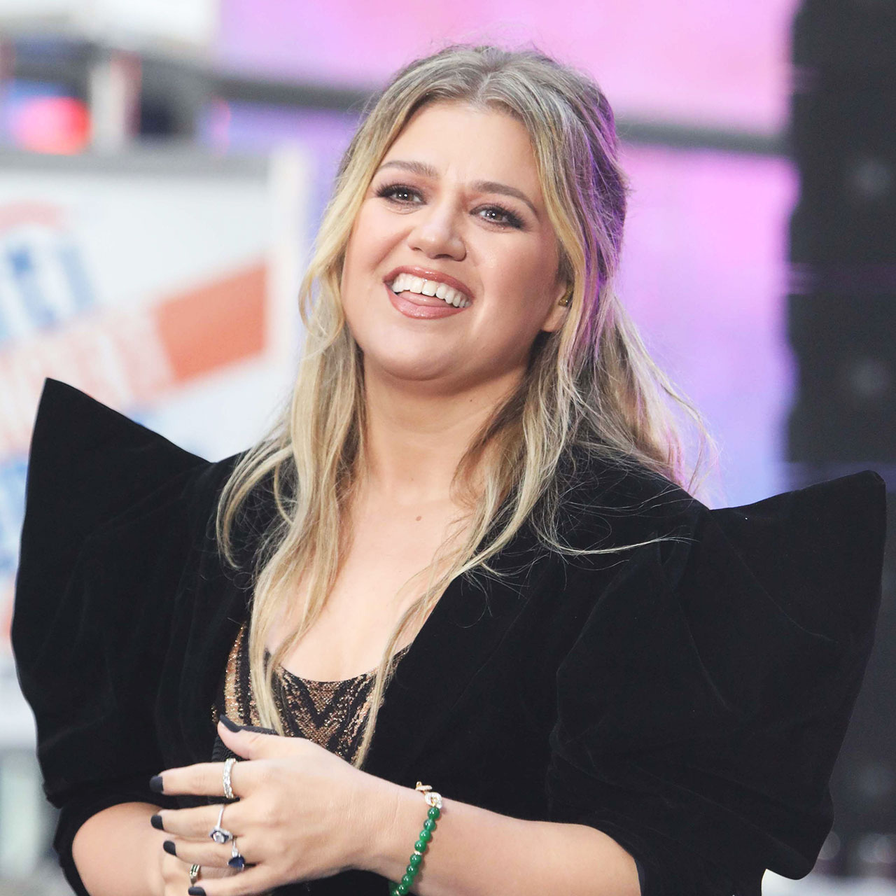 Kelly Clarkson Is Looking Thinner Than Ever In A Figure-Hugging Red ...
