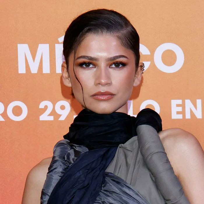 Zendaya Shows Off Her Sculpted Figure On The Red Carpet In An Ab-Baring ...