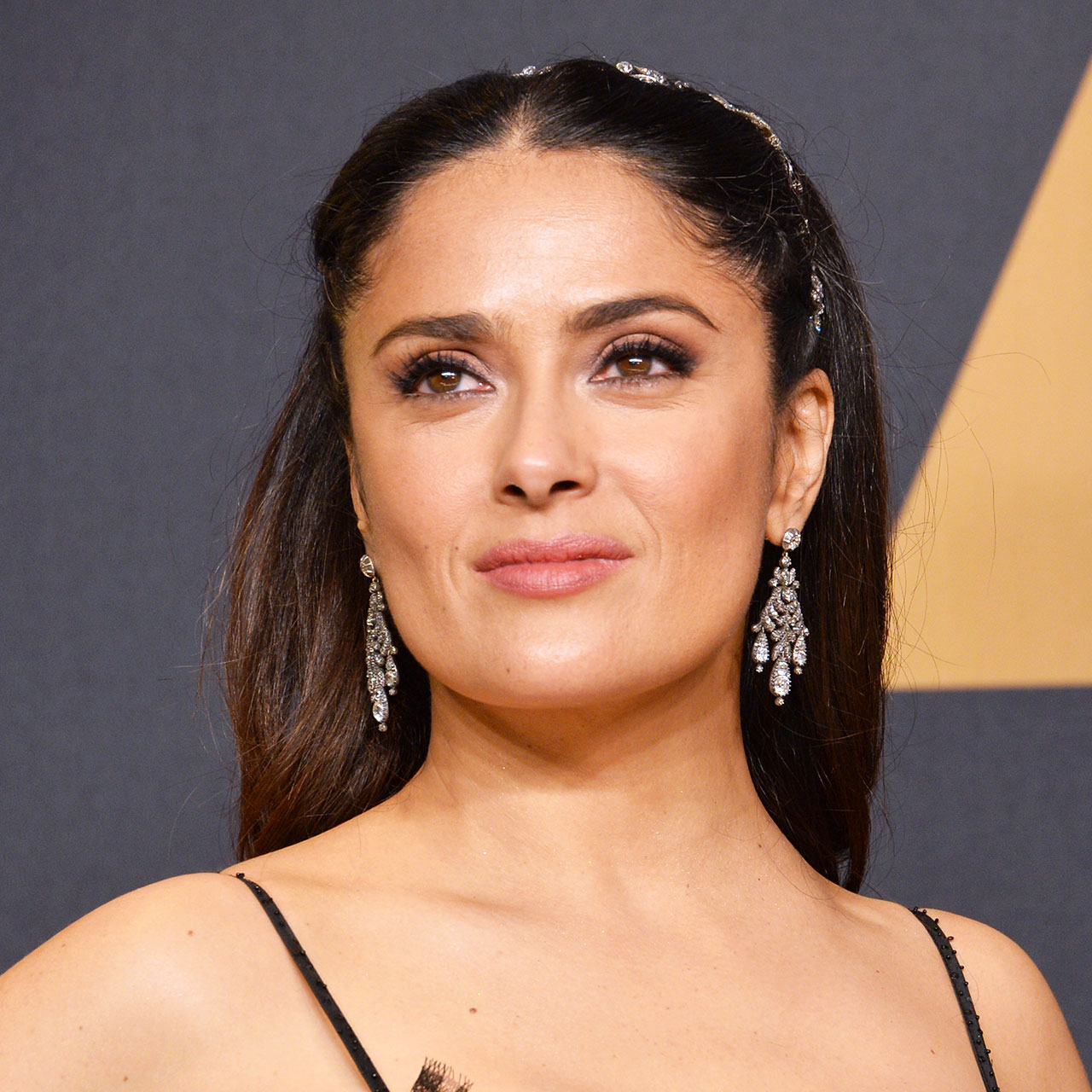 Salma Hayek Flaunts Her Ageless Figure In A Curve-Hugging Blazer Set ...