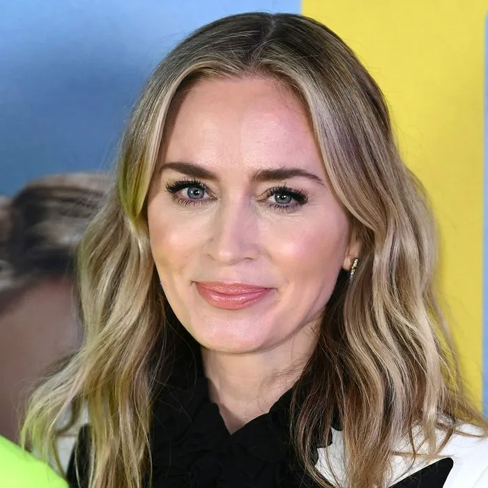 Emily Blunt Wears A Black & White Pantsuit While Posing With Husband ...