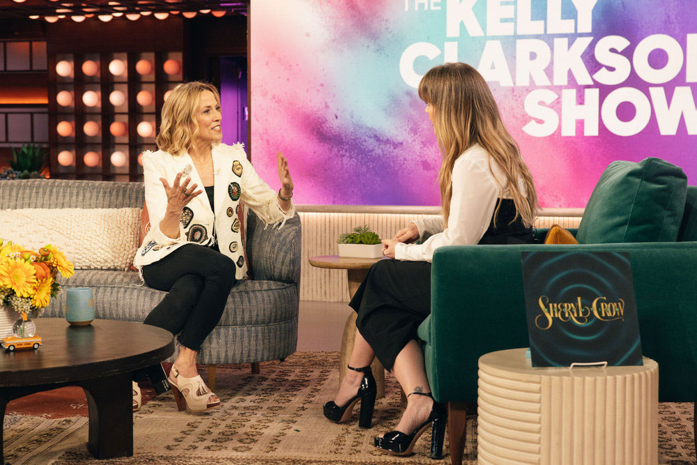 Kelly Clarkson Highlights Her 40-Pound Weight Loss In A Chic Two-Tone ...