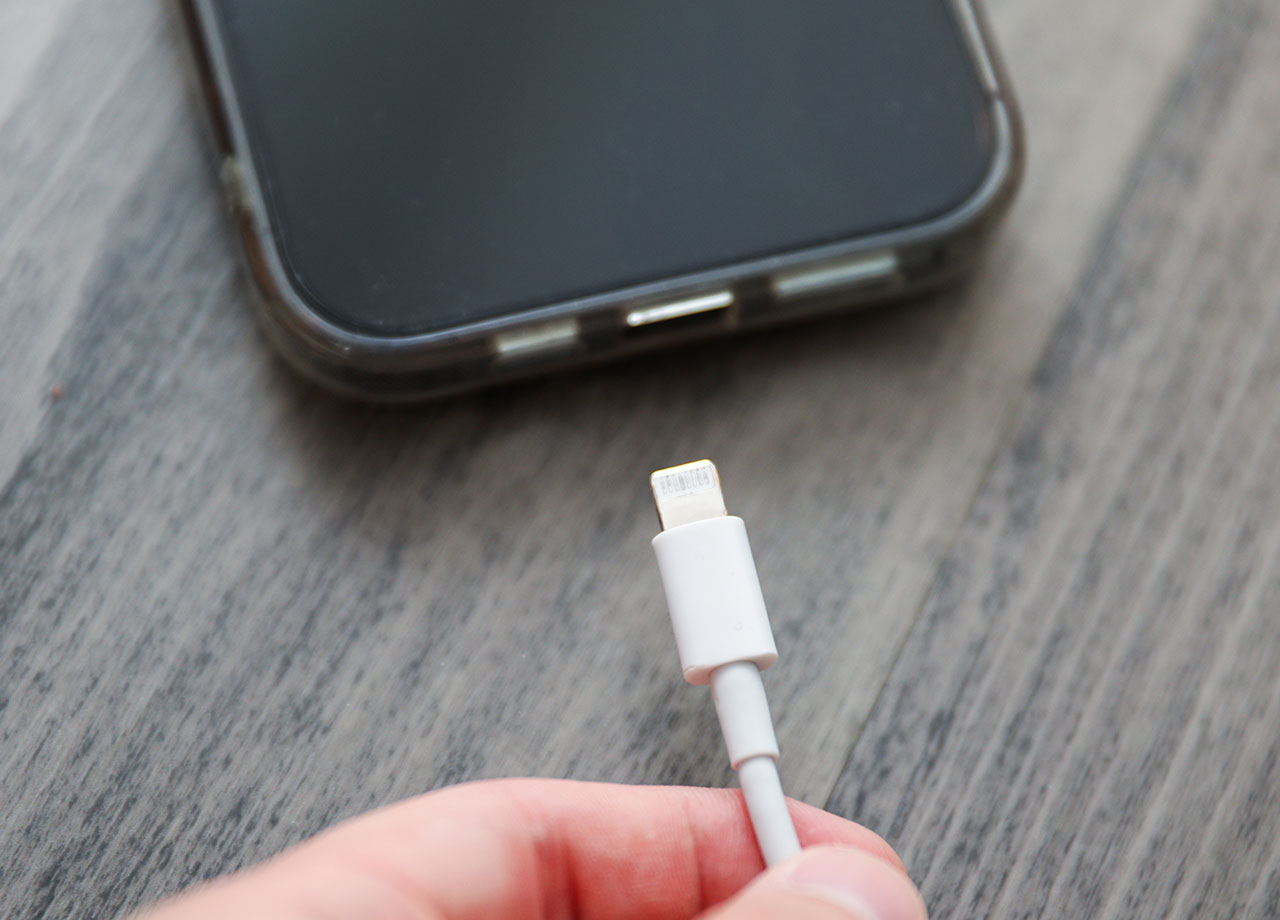 4 iPhone Charging Mistakes That You May Not Realize Are ‘Ruining’ Your ...