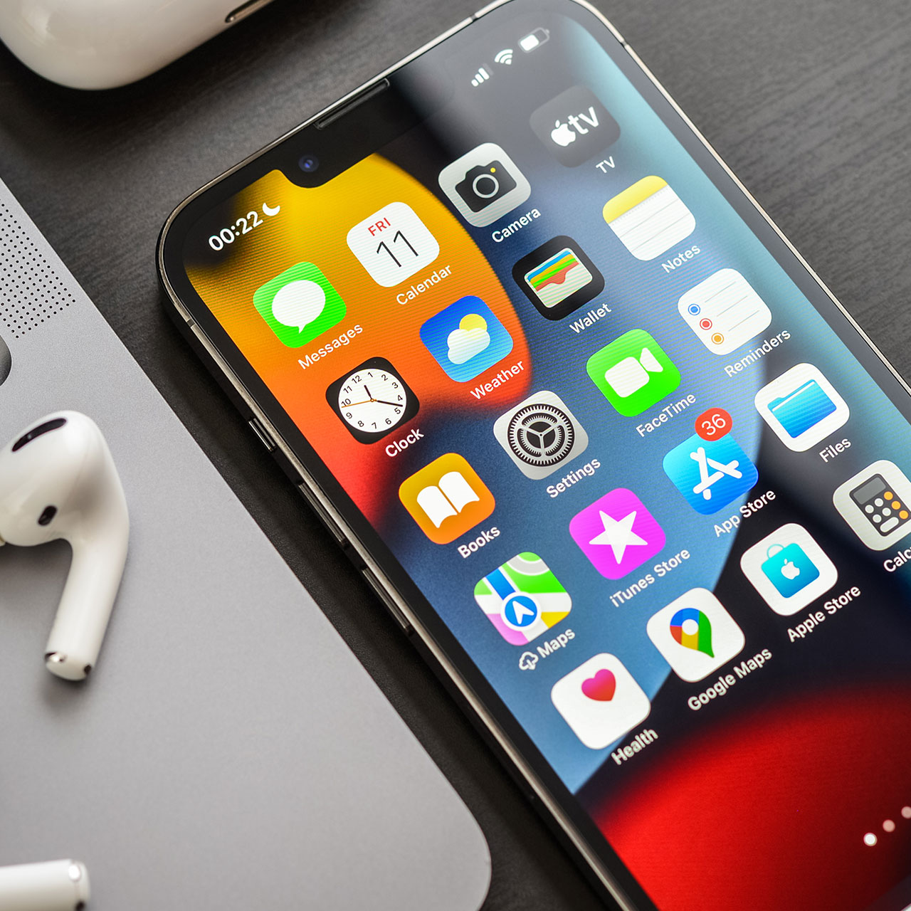 3 Preinstalled iPhone Apps You Can Delete Right Now To Clear Up So Much ...