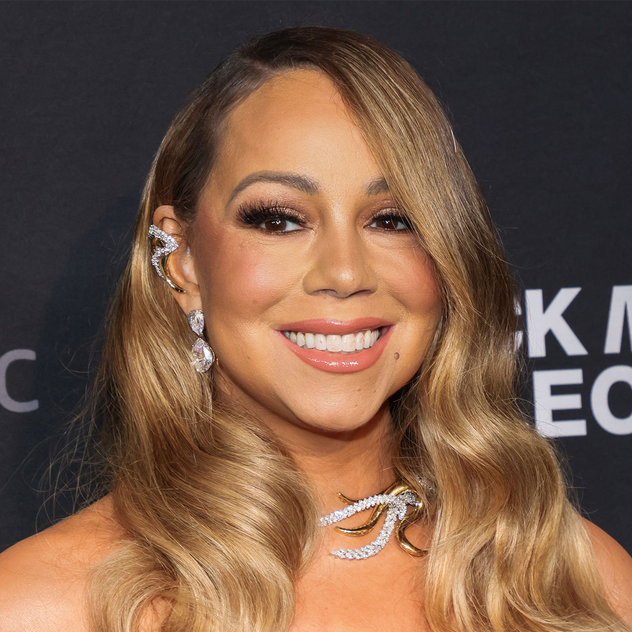 Mariah Carey Stuns In A Curve-Hugging Gown For The AMAs 50th ...