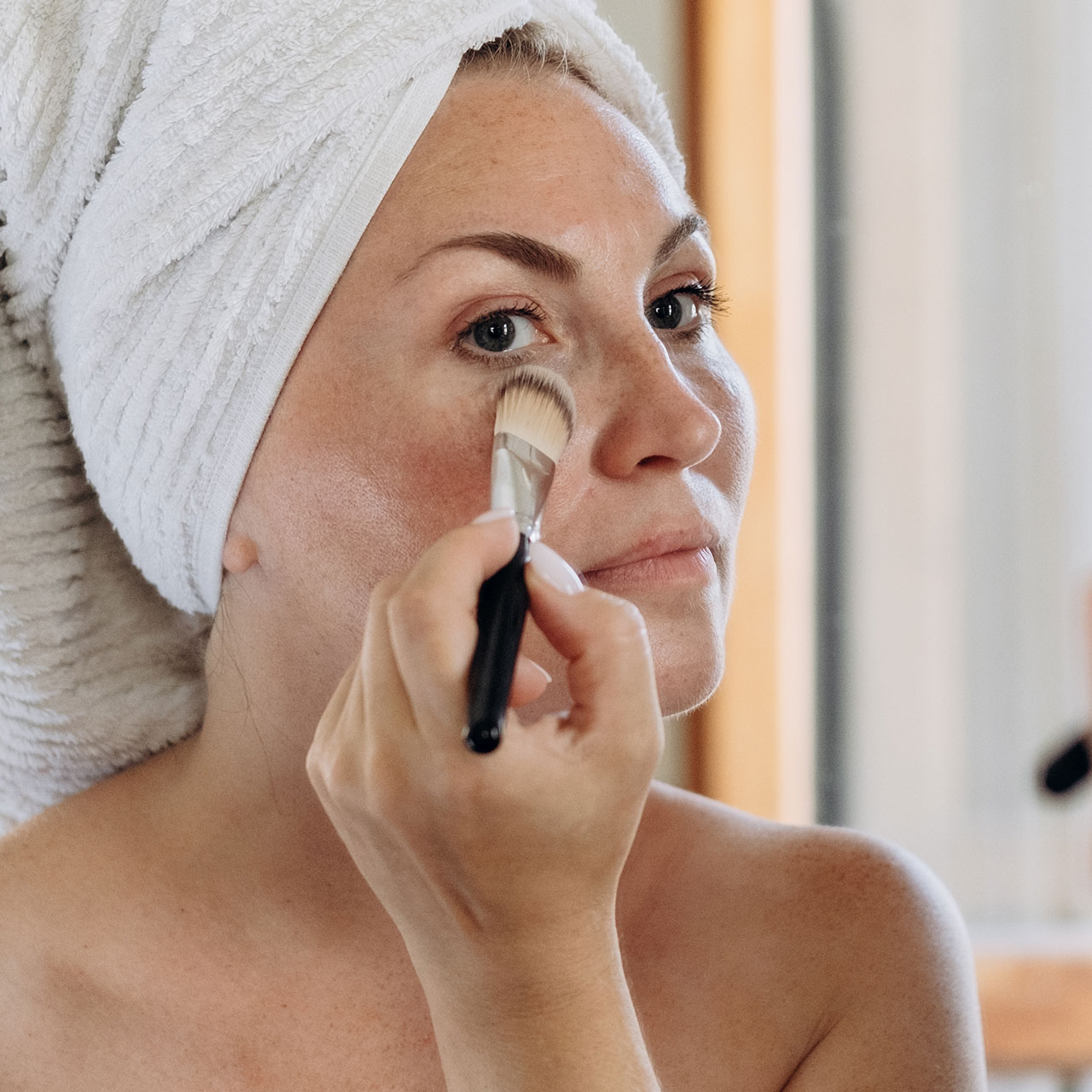 Pro MUAs Share 3 Eye-Lifting Makeup Tips & Tricks For Women Over 50 ...