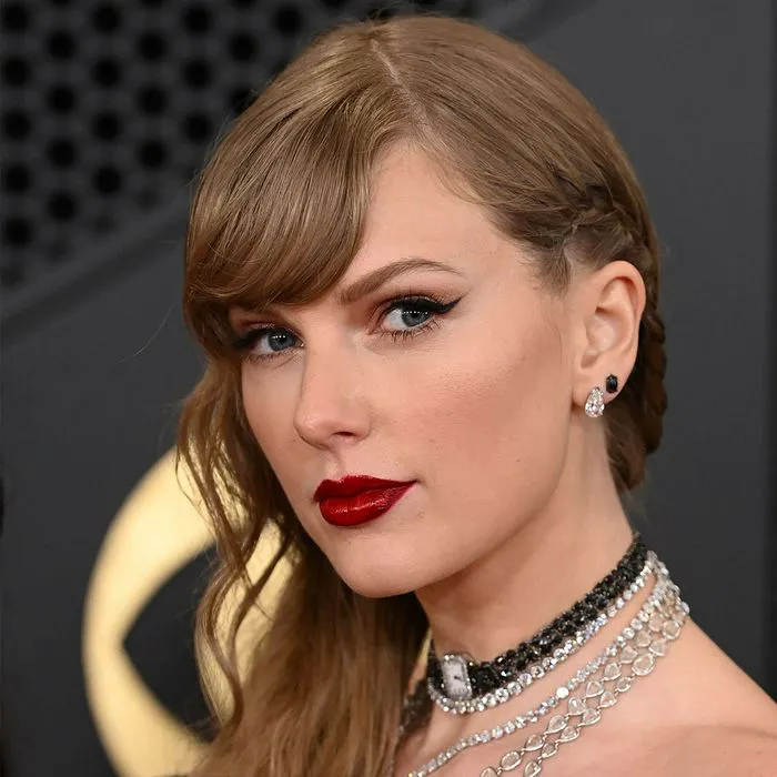 Taylor Swift Slammed For ‘Awful’ Quality Of Holiday Fan Merch In Viral ...