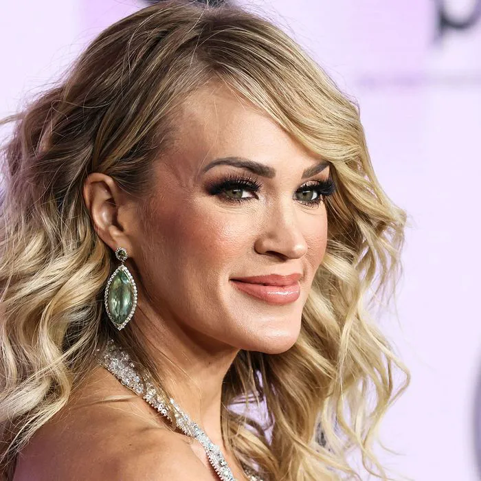Fans Say Carrie Underwood Looked ‘So Gorgeous’ After Pairing A Lace ...
