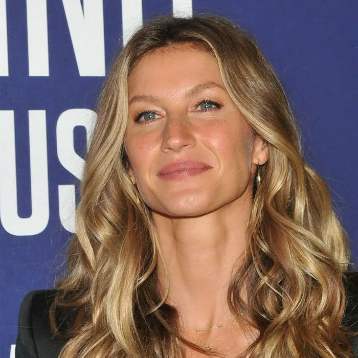 Pregnant Gisele Bündchen Wore A Skintight Mini Dress For Vacation With ...