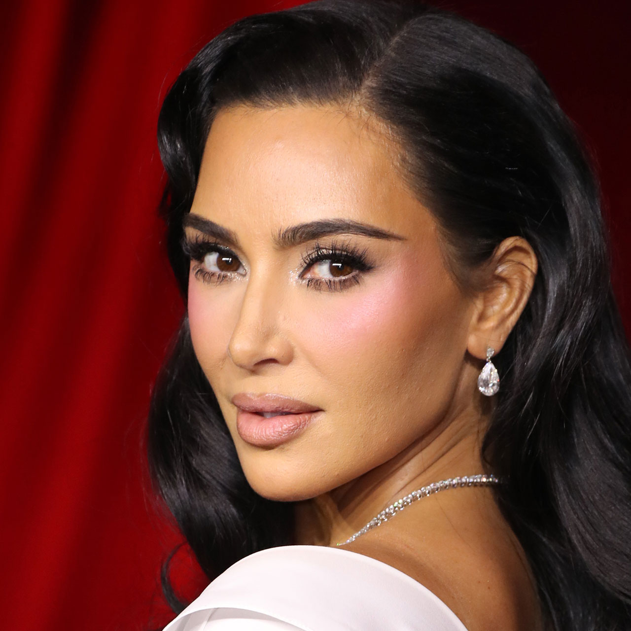 Fans Are So Mad At ‘Disrespectful’ Kim Kardashian For Wearing Rosary ...