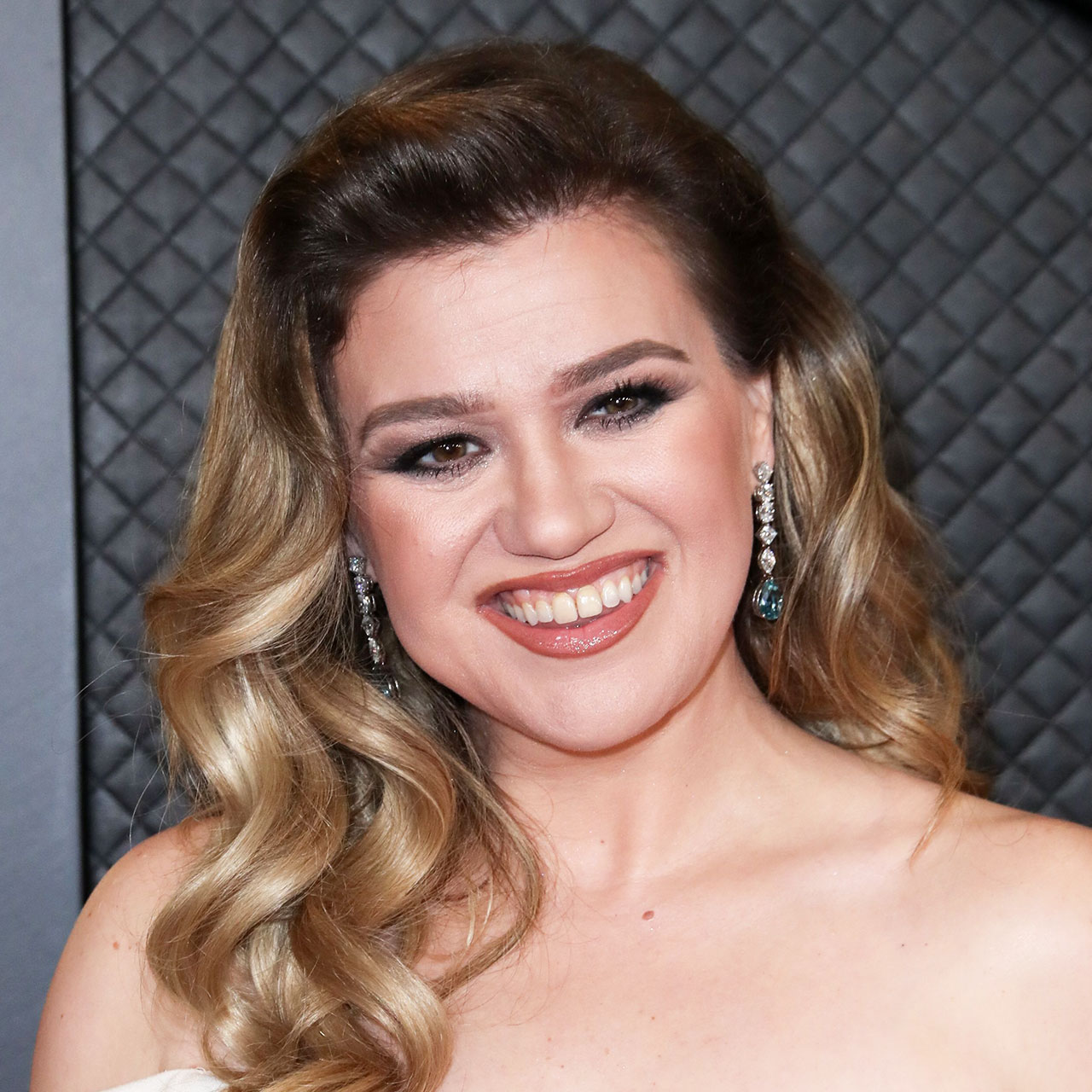 Kelly Clarkson Looks Chic In A Figure-Flattering Tweed Yellow Dress As ...