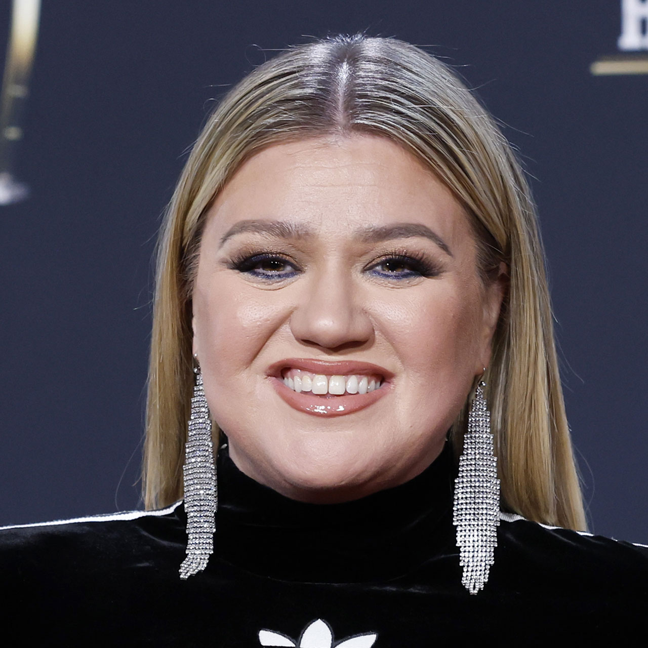 ‘Stunning’ Kelly Clarkson Displays Her Slim Physique In A Dramatic Fur ...