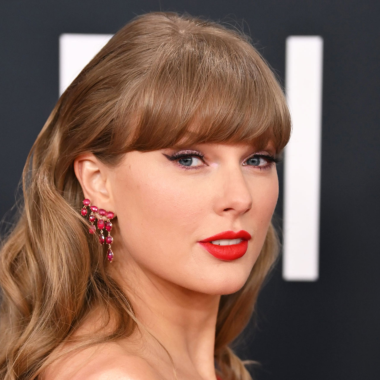 Taylor Swift Fans Ask Her To Ditch Her ‘Crazy’ Thick Bangs After Latest ...