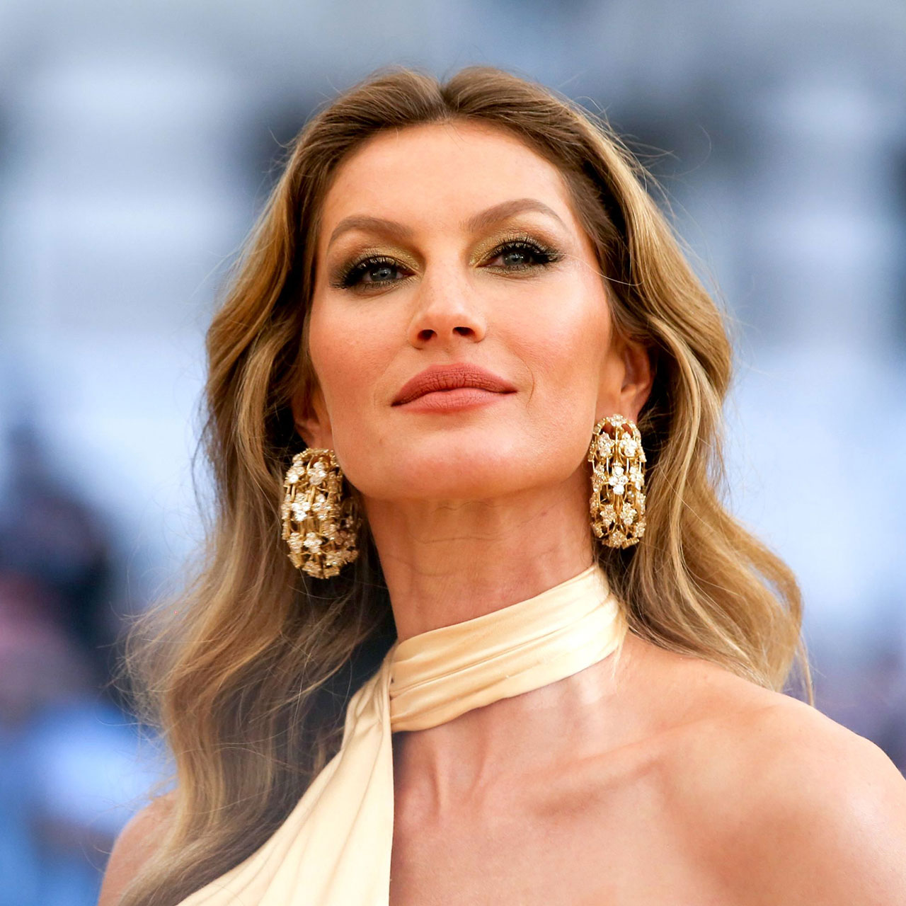 Michelle Pfeiffer, 66, Shows Off Her Age-Defying Physique In A Low-Cut ...